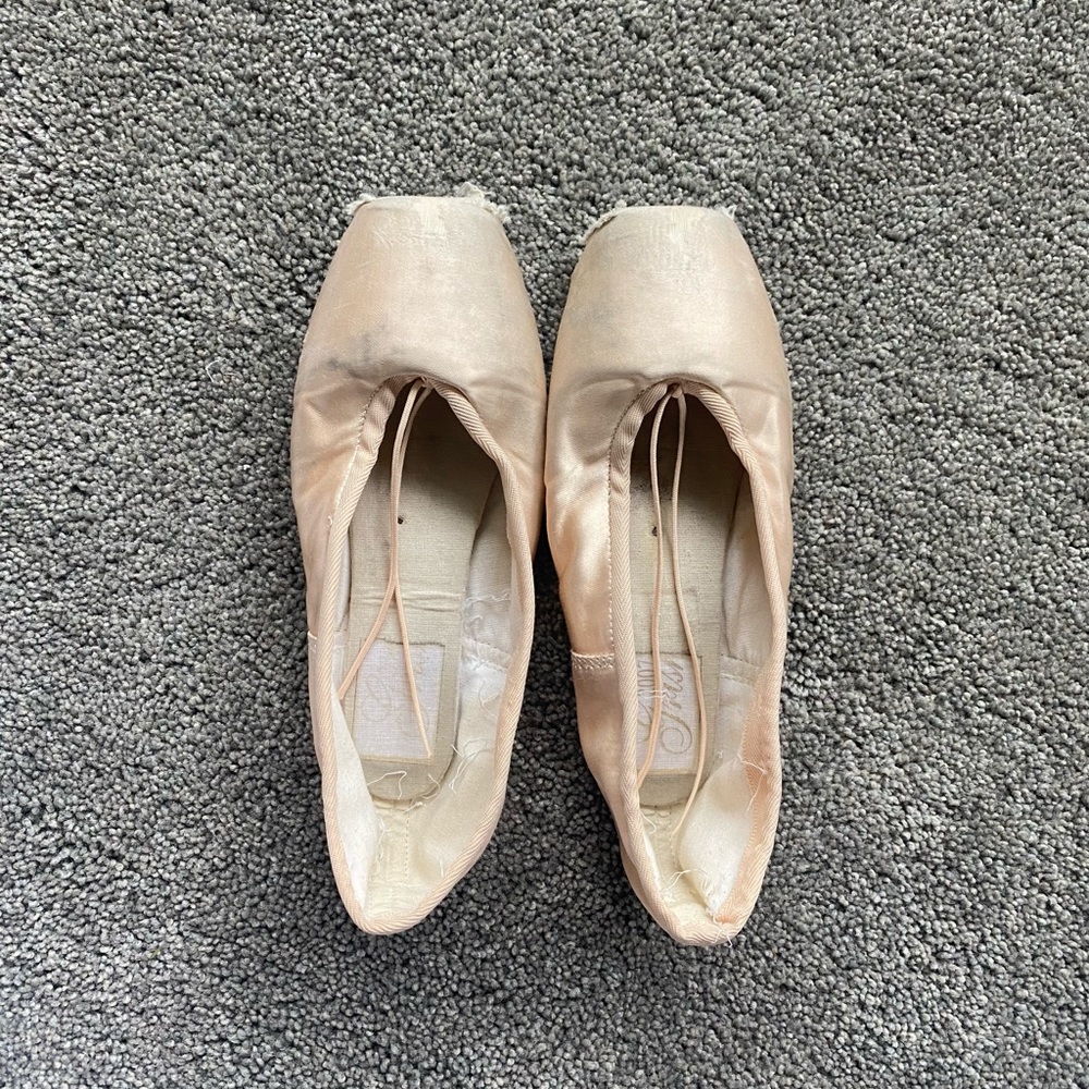 Pointe Shoes - Gem